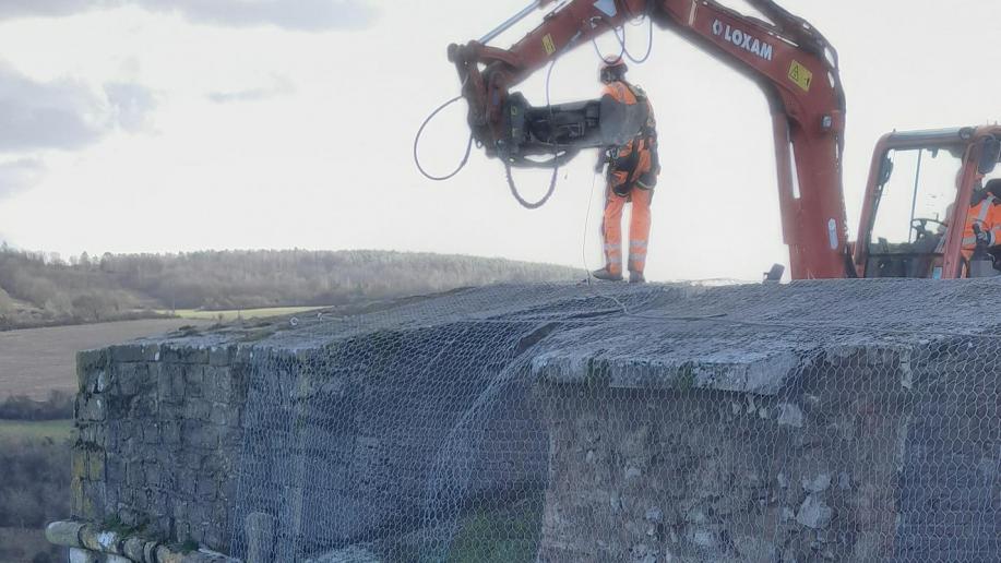 L’effondrement d’un mur à Charlemont peut-il remettre en cause l’ouverture du fort au printemps?