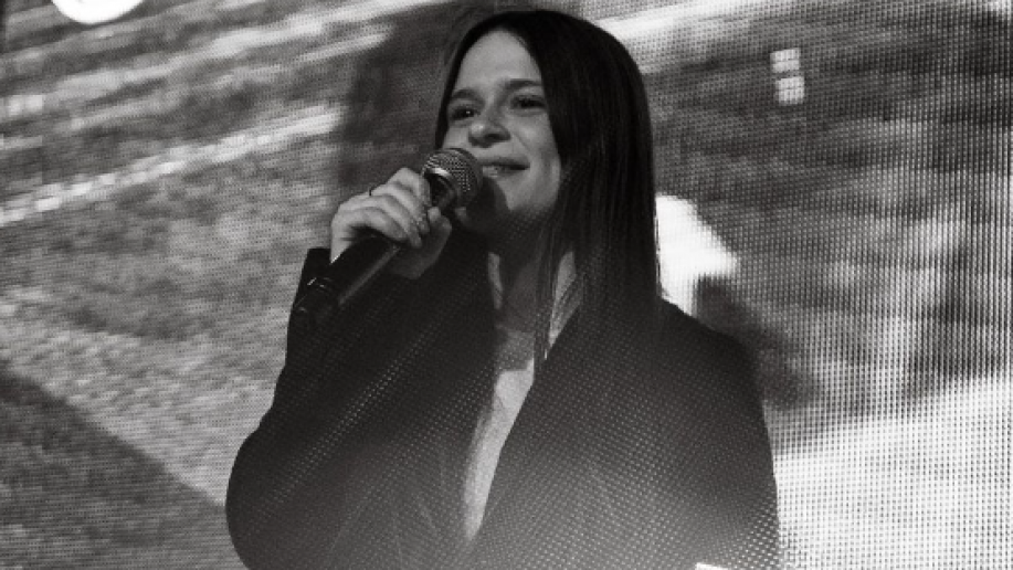 La jeune chanteuse de 21 ans Anaïs Robin est morte après un accident de ...