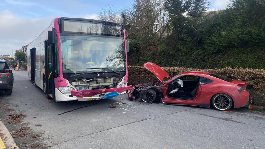 Spectaculaire accident entre un bus et une voiture devant un lycée de Châlons-en-Champagne ...