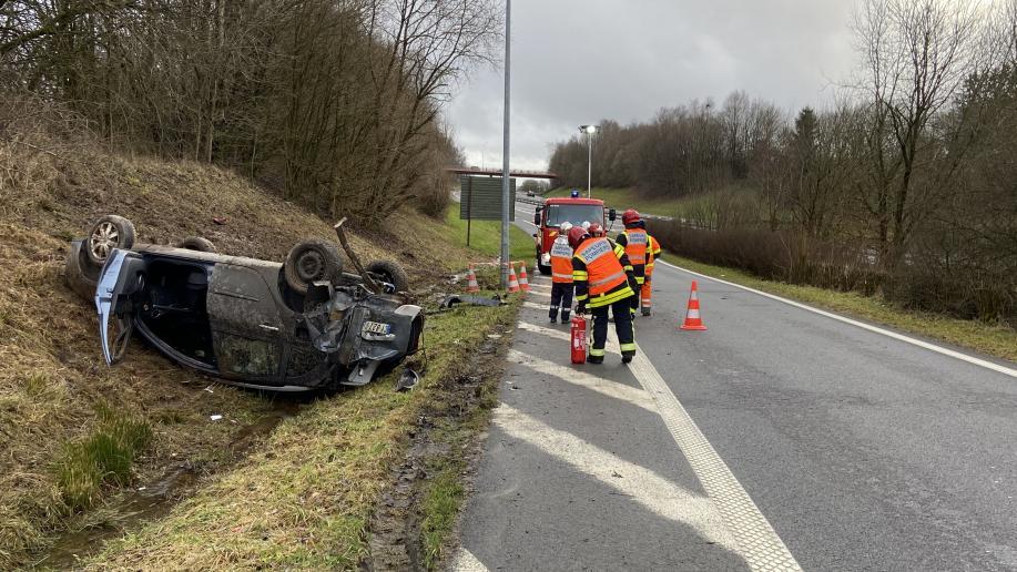 Accident : une voiture fait des tonneaux et finit sur le toit à la ...