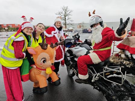 PHOTOS/VIDÉO. Des centaines de pères Noël motards ont distribué les ...