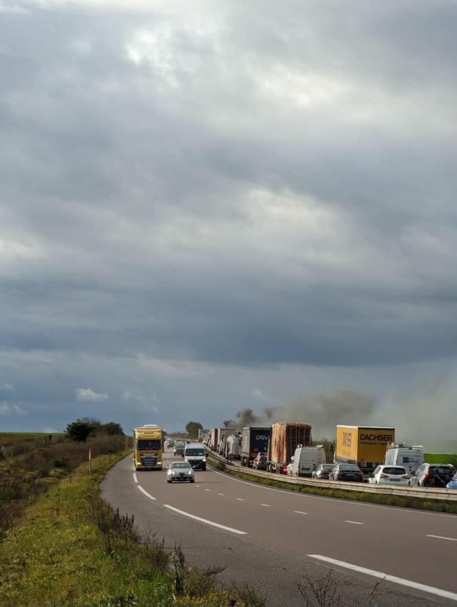 Un camion transportant des cabines de poids lourds prend feu sur l’A4 entre Reims et Châlons-en ...