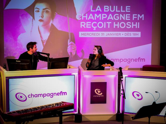 La chanteuse Hoshi face à quelques fans chanceux, à Reims