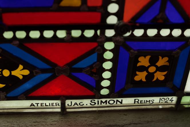 Aux Mesneux, près de Reims, il remonte l’histoire grâce aux vitraux