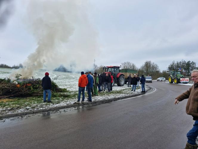 Une trentaine d’agriculteurs mobilisés ce mardi au rond-point de Lavau