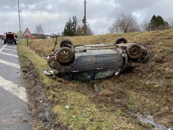 Accident : une voiture fait des tonneaux et finit sur le toit à la ...