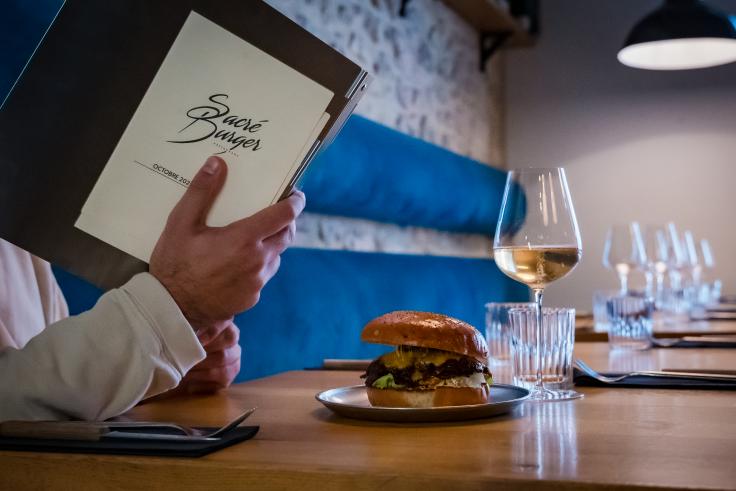 Chez Sacré Burger à Reims, on retrouve 300 champagnes à la carte et un ...